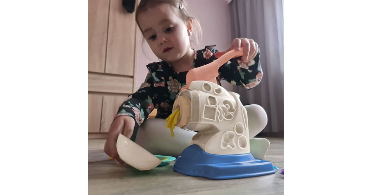 Play-Doh Pasta Maker with 10 Colors of Clay and Accessories | Pepita.com
