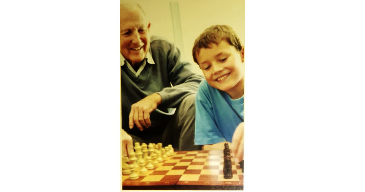 Sakk-készlet - 30x30 cm-es fa tábla, fa figurákkal - AMBASSADOR | Pepita.hu