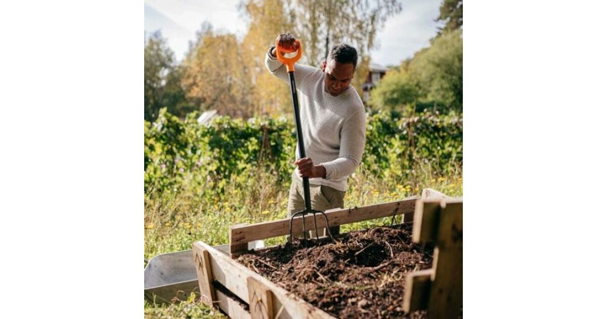 Fiskars Solid Metal Compost Fork | Pepita.com