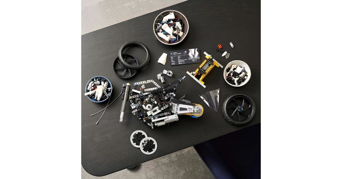 LEGO® Technic BMW M1000 RR 42130 | Pepita.hu
