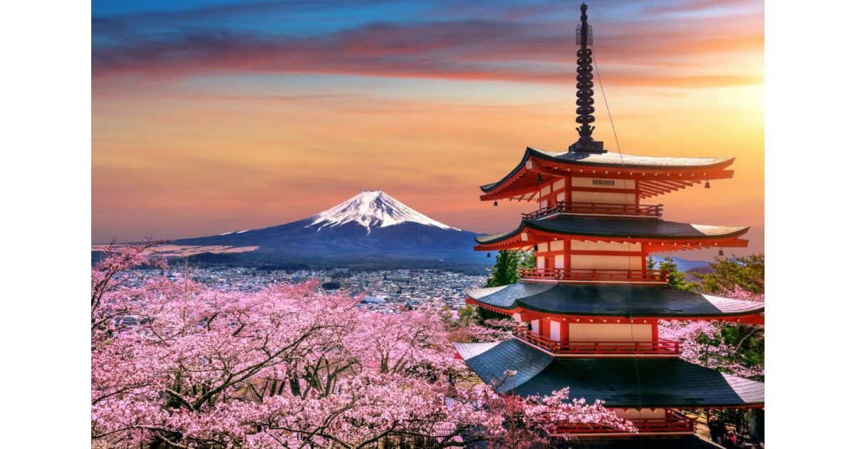 Öntapadós tapéta Flowers152 Japán templom cseresznyevirággal a ...