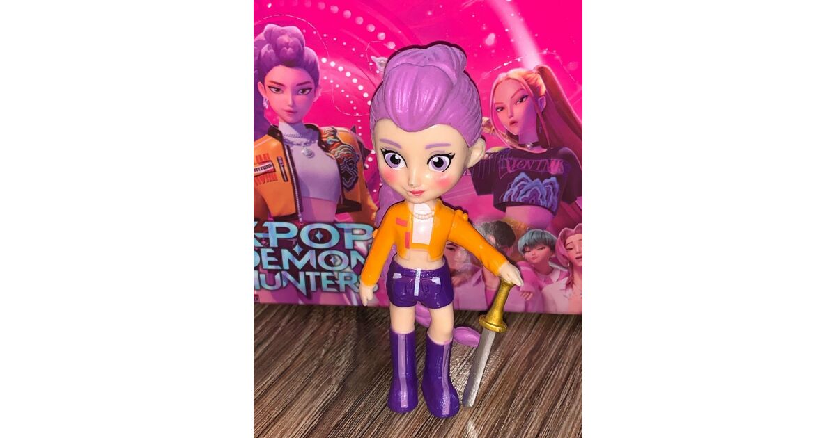 Figure in a box - Kpop Demon Hunters Rumi purple suit 10 cm - | Pepita.com