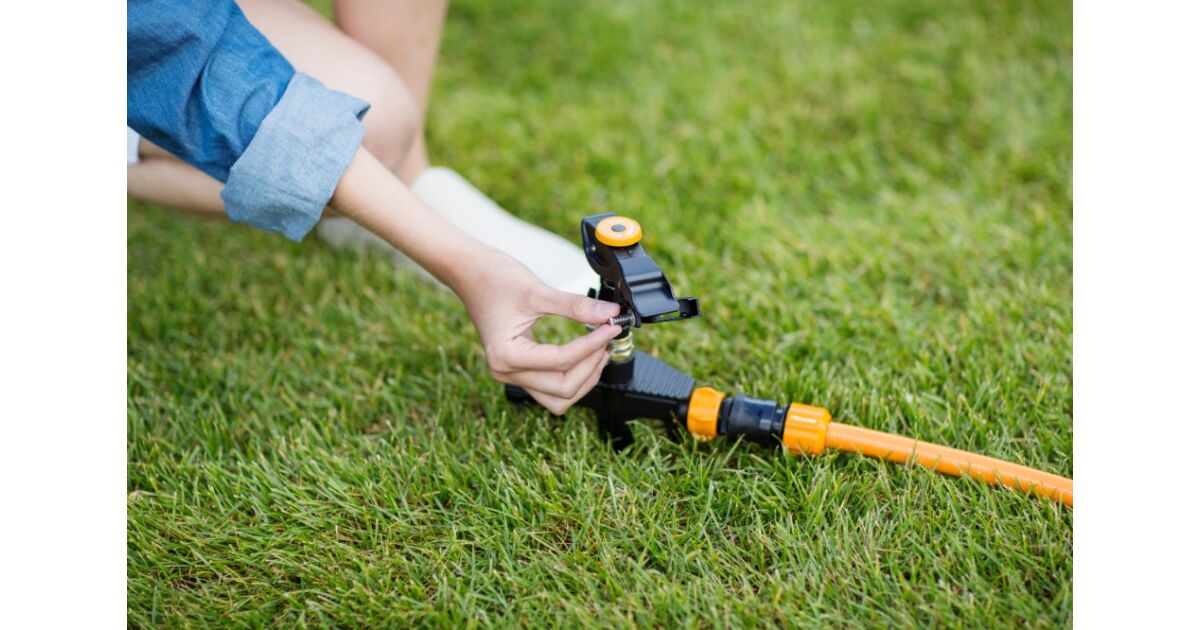 FISKARS Pulzáló kerti öntözőfej, forgó, kerekeken, fém, 500 m2 | Pepita.hu